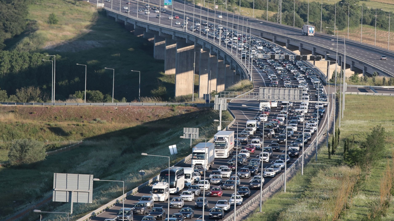 Tatilciler dönüş yolunda! Kritik noktalarda trafik yoğun - F5Haber