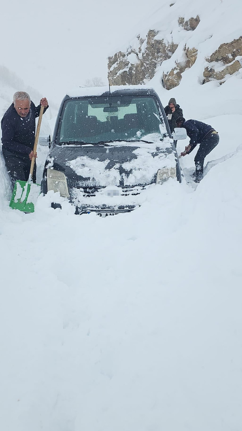 Bahçesaray’da çığ faciası son anda atlatıldı: Araçtaki aile ölümden ...
