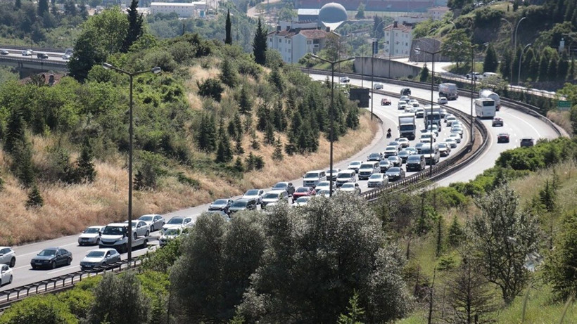 Tatilciler dönüş yolunda! Kritik noktalarda trafik yoğun - F5Haber