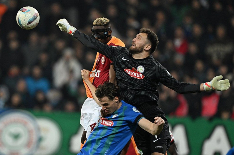 Osimhen kırmızı kart görmeli miydi? Trio ekibi tartışmalı pozisyonları ...